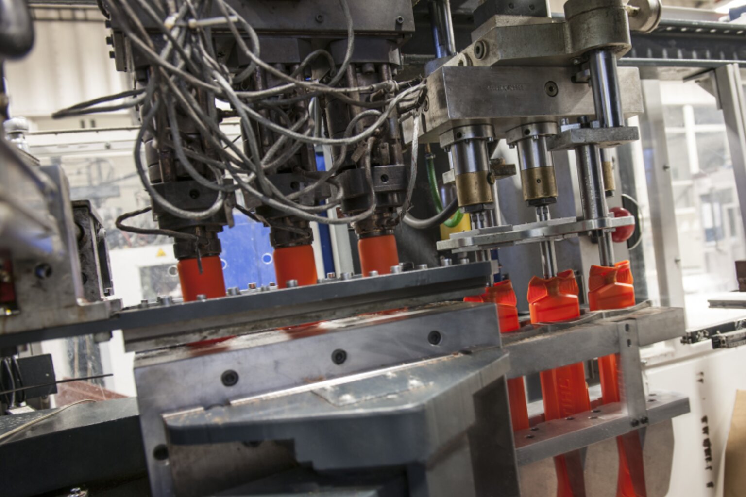 Extrusion blow molding in plastics processing | Greiner Packaging